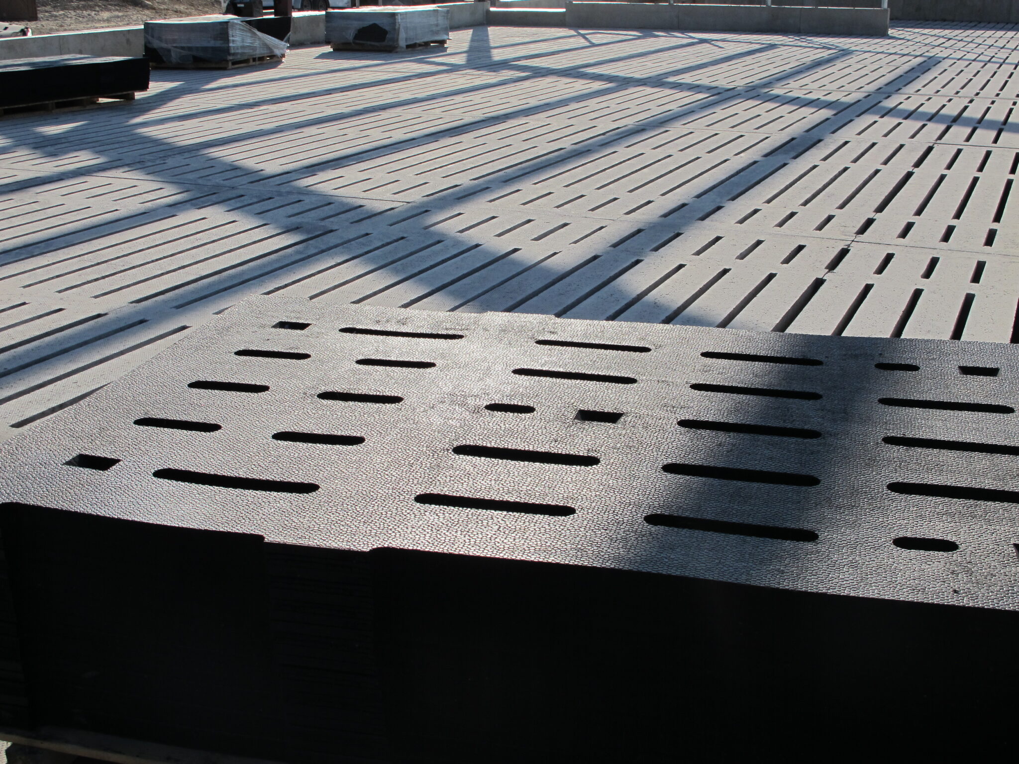 Effect of concrete slats versus rubber-covered slats on the performance ...